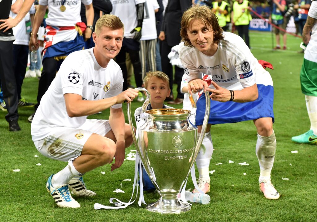 Kroos Joins Modric for emotional goodbye as Bernabeu bids farewell to a ...